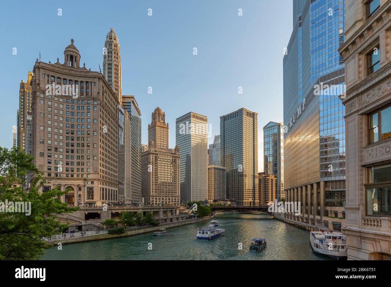 View of Chicago River and skyline at sunset, Downtown Chicago, Illinois ...