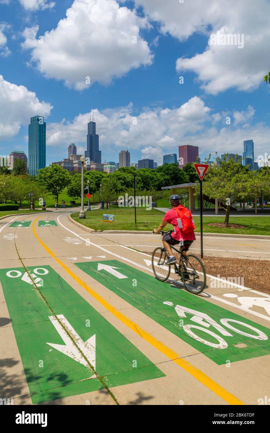View of Chicago skyline and Willis Tower and cycle track, Chicago ...