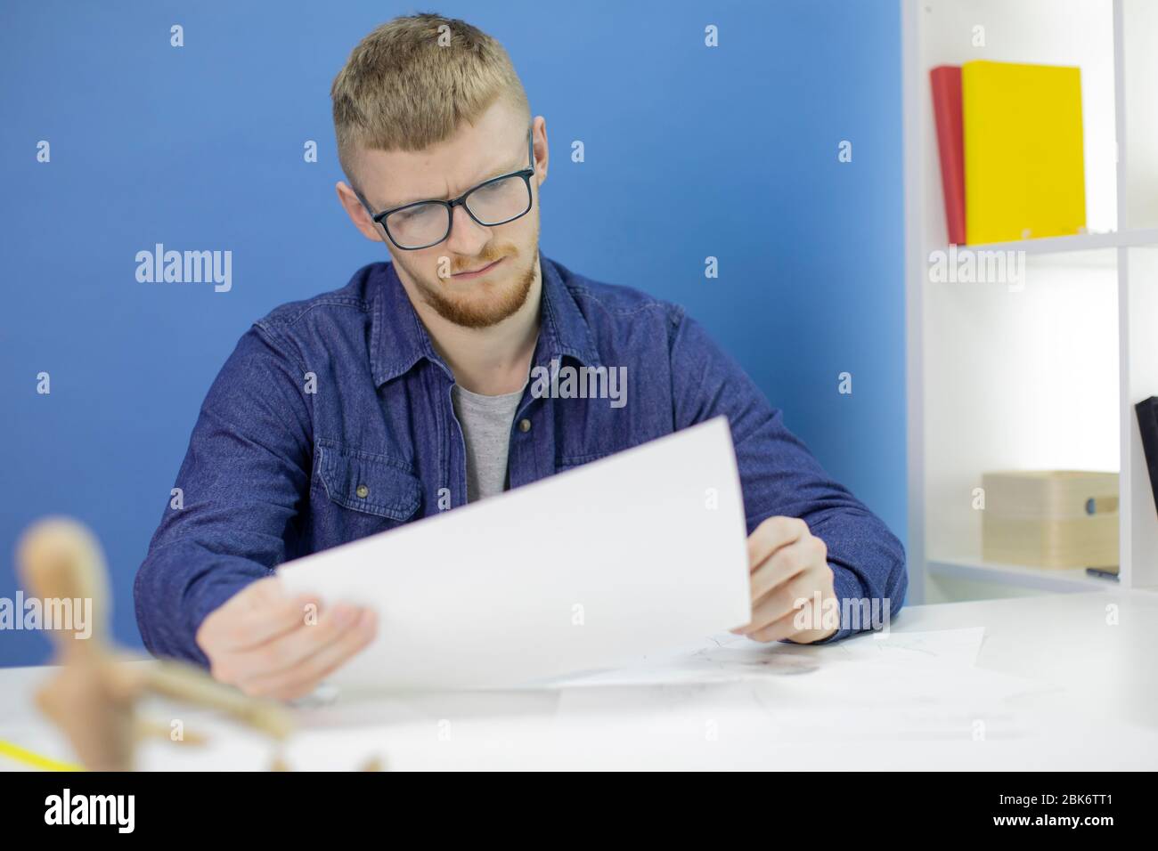 Animator drawing table hi-res stock photography and images - Alamy