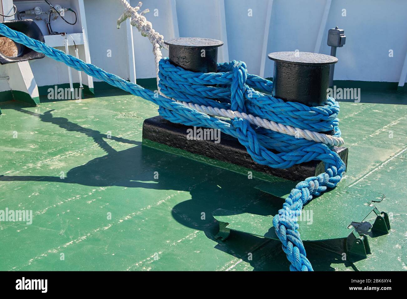 Ship cable rope berth tied hi-res stock photography and images - Alamy