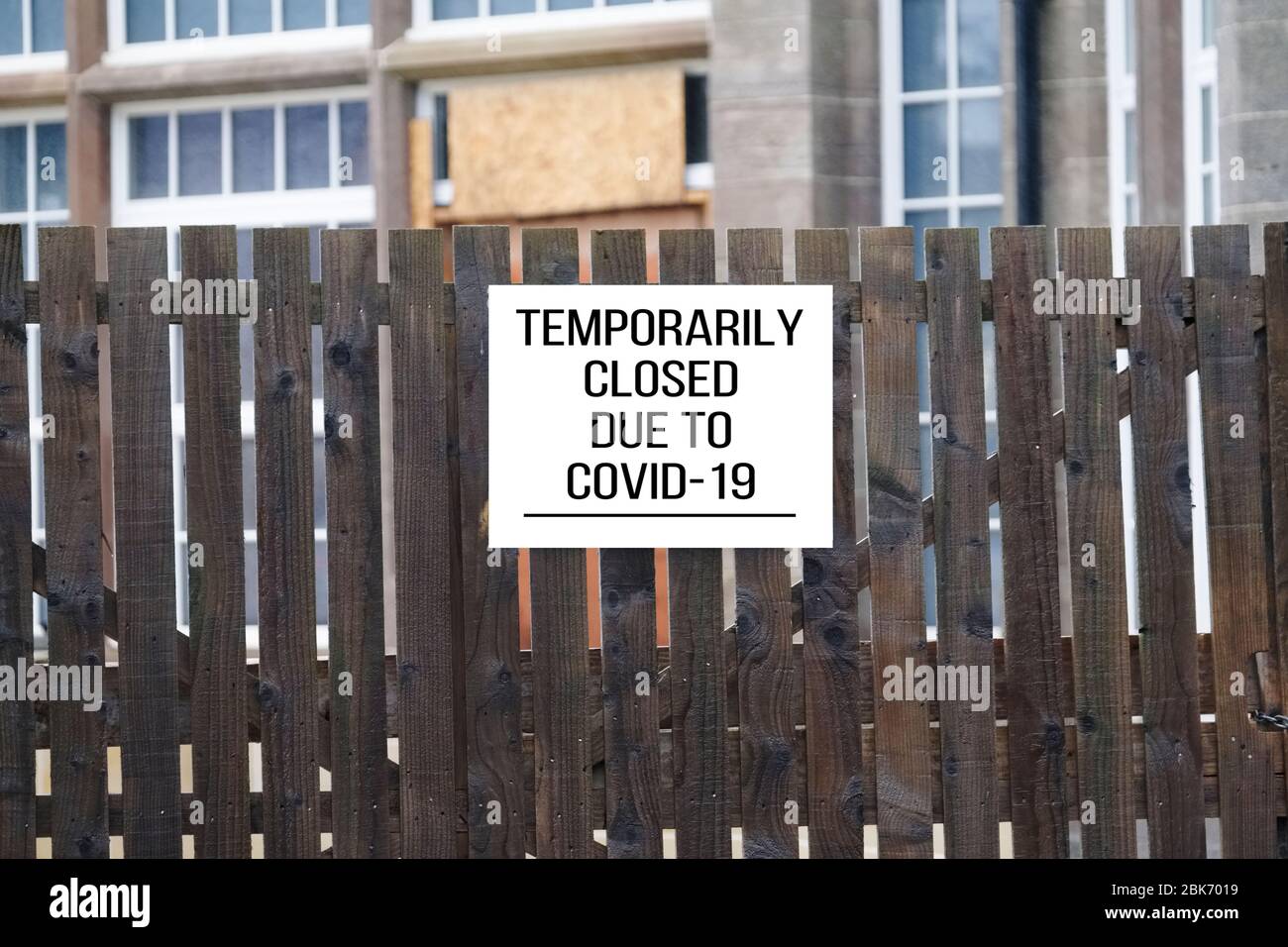 School closed sign uk hi-res stock photography and images - Alamy