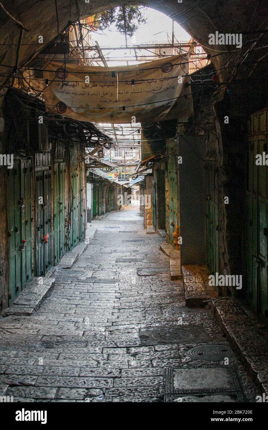 Empty street middle city hi-res stock photography and images - Alamy