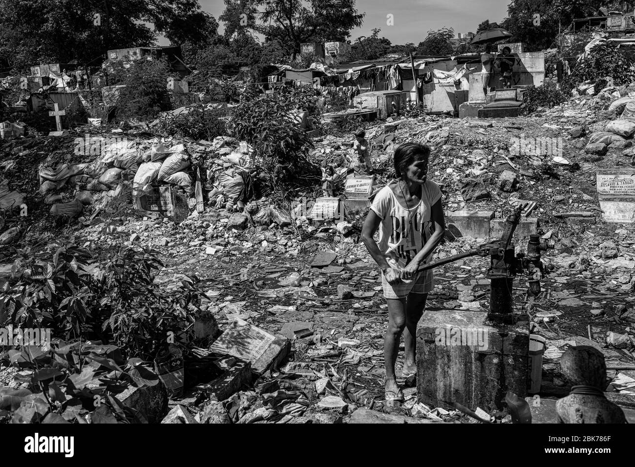 Living inside cemeteries, Manila, Philippines Stock Photo - Alamy