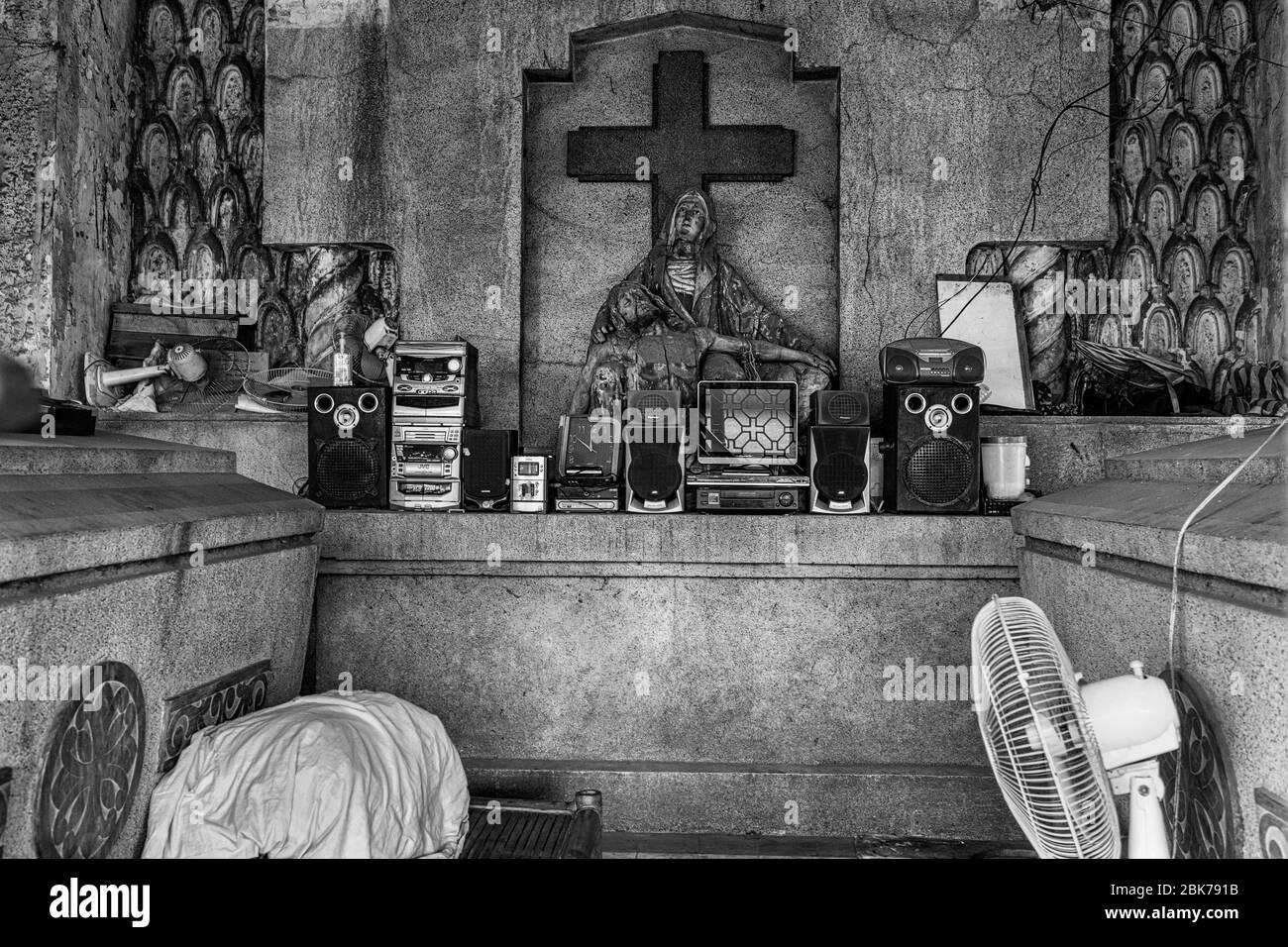 Living inside cemeteries, Manila, Philippines Stock Photo - Alamy