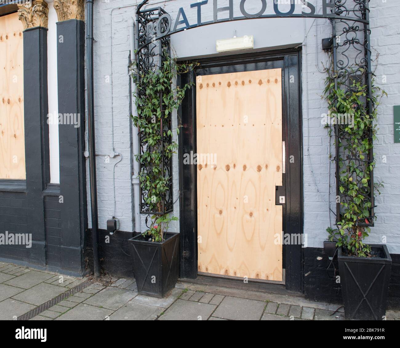 Boarded up house front due hi-res stock photography and images - Alamy