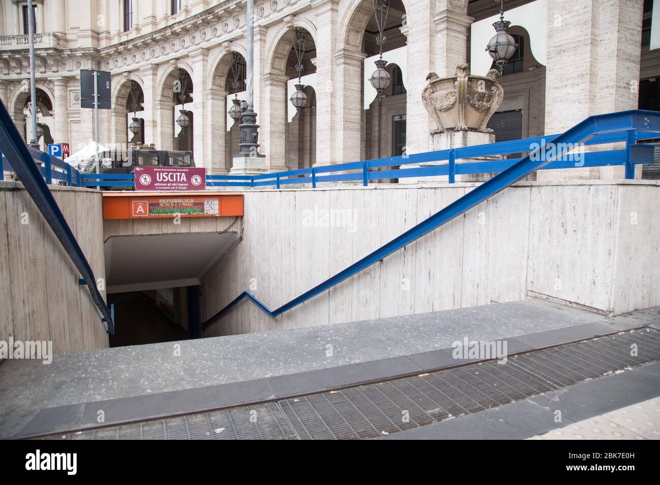 Segnaletica virus hi-res stock photography and images - Alamy