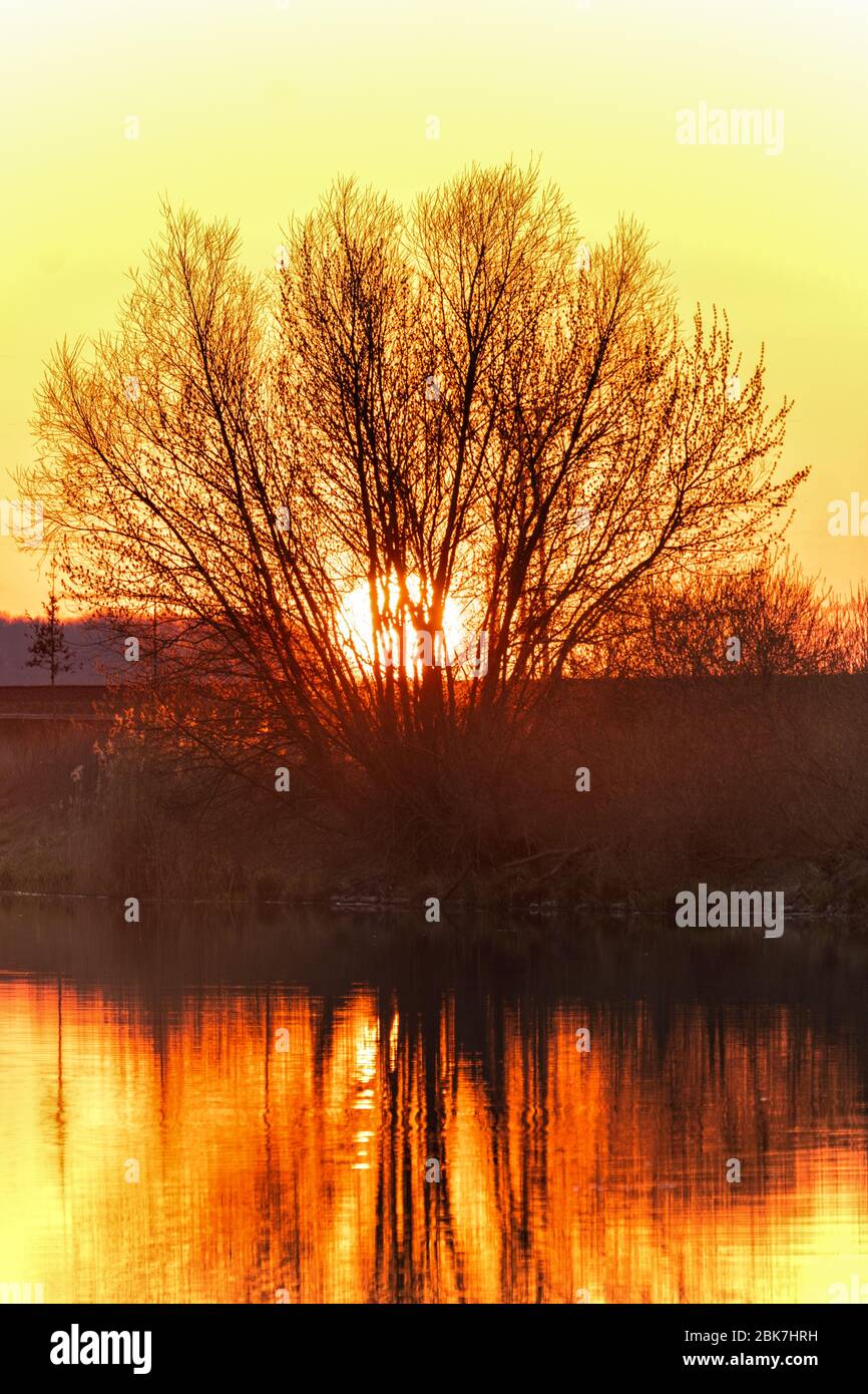 Sun setting behind a river hi-res stock photography and images - Alamy