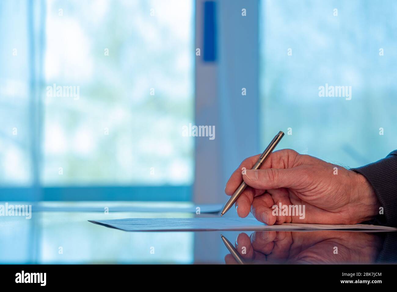 Man signs document form hi-res stock photography and images - Alamy