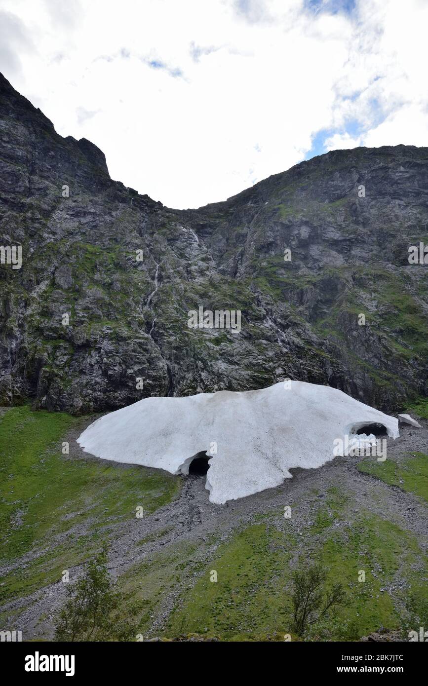 Small patch snow hi-res stock photography and images - Alamy