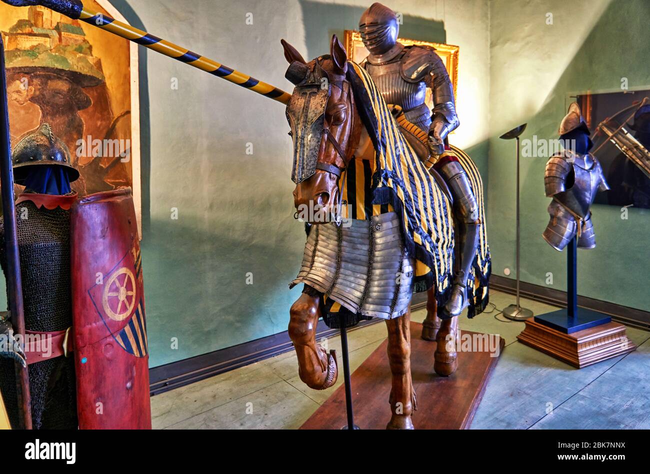 Medieval knight in shining armor hi-res stock photography and images ...