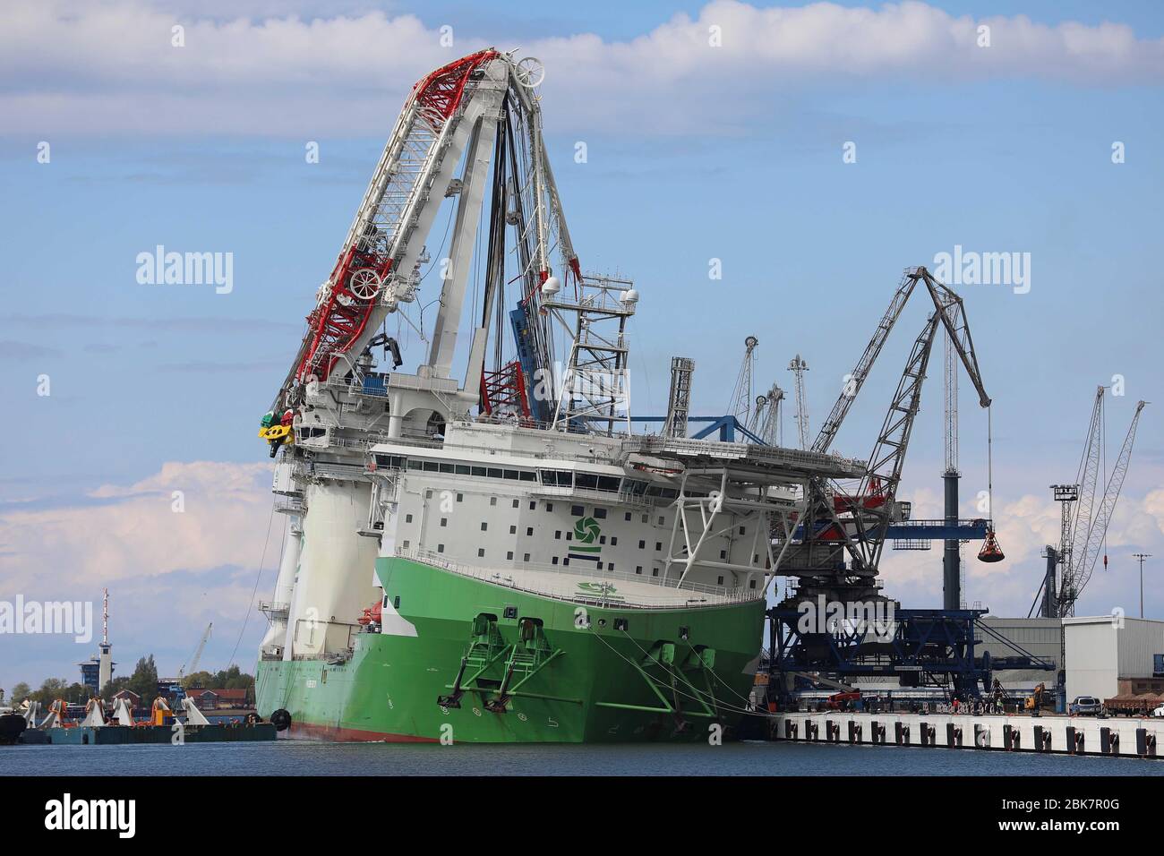 Lifting pontoon hi-res stock photography and images - Alamy