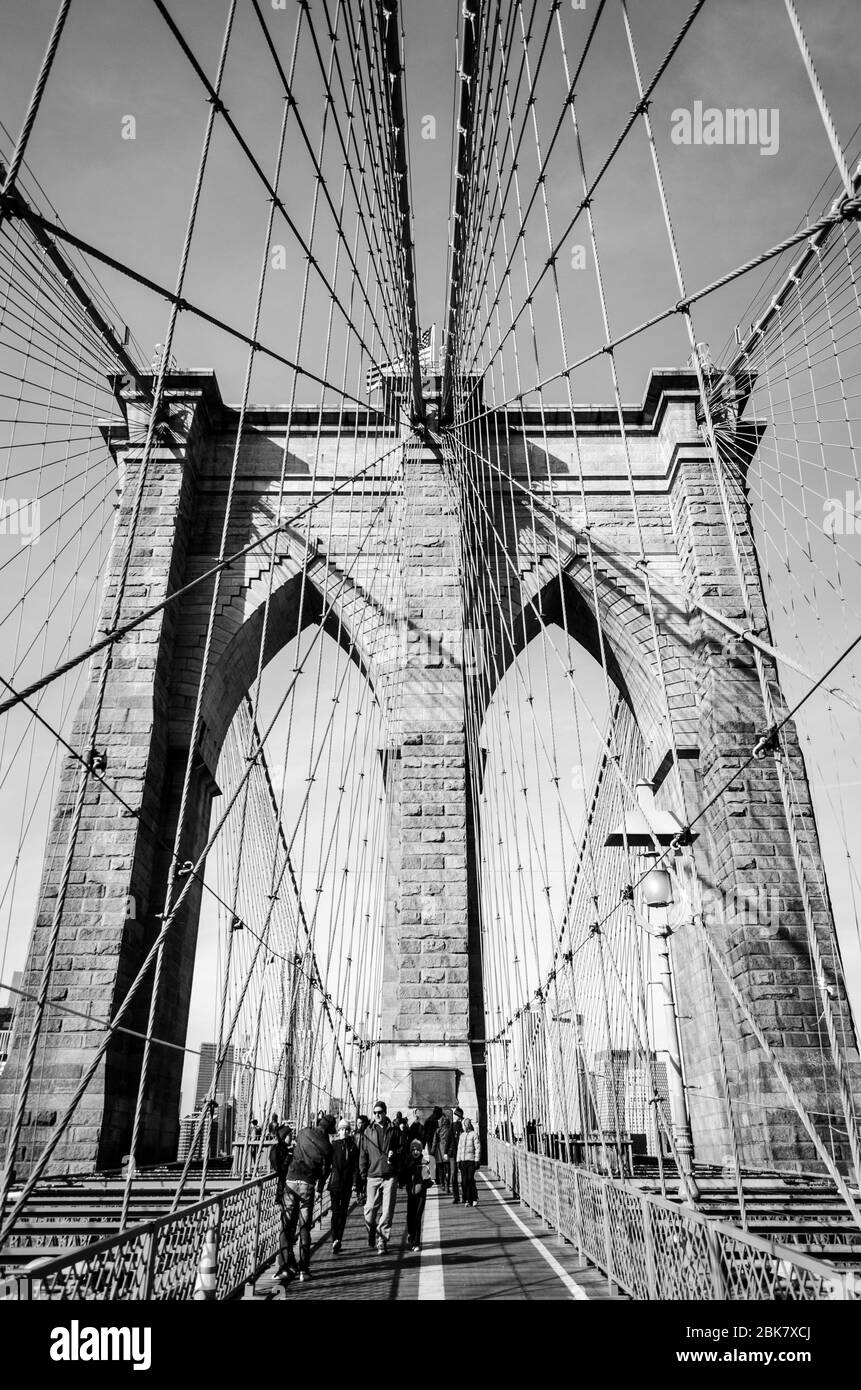 Night famous brooklyn bridge manhattan Black and White Stock Photos ...