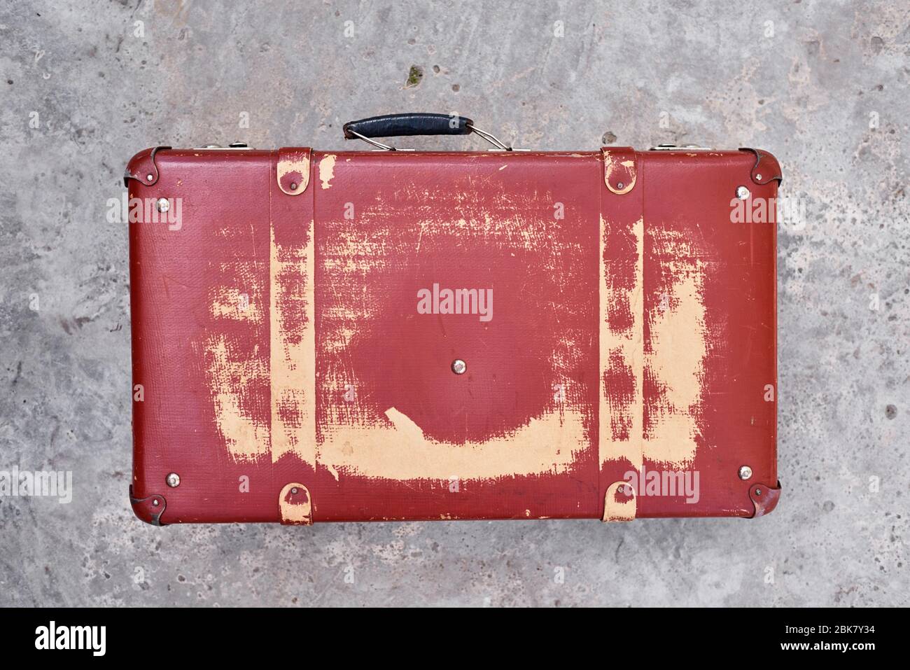 Vintage retro red suitcase, close up. Old case Stock Photo - Alamy