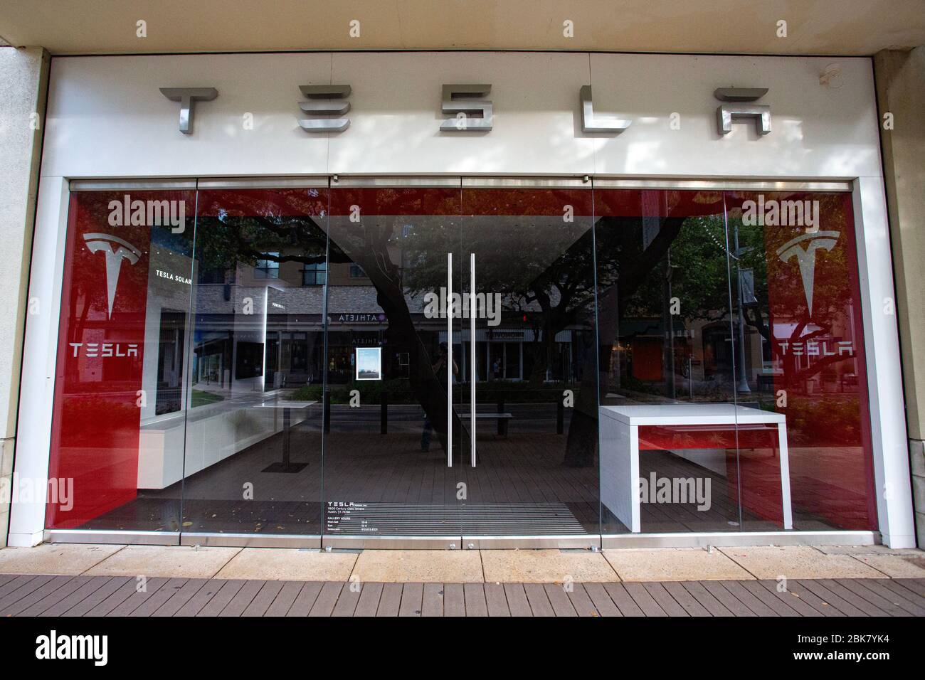 A Tesla Store During the 2020 Pandemic Stock Photo - Alamy