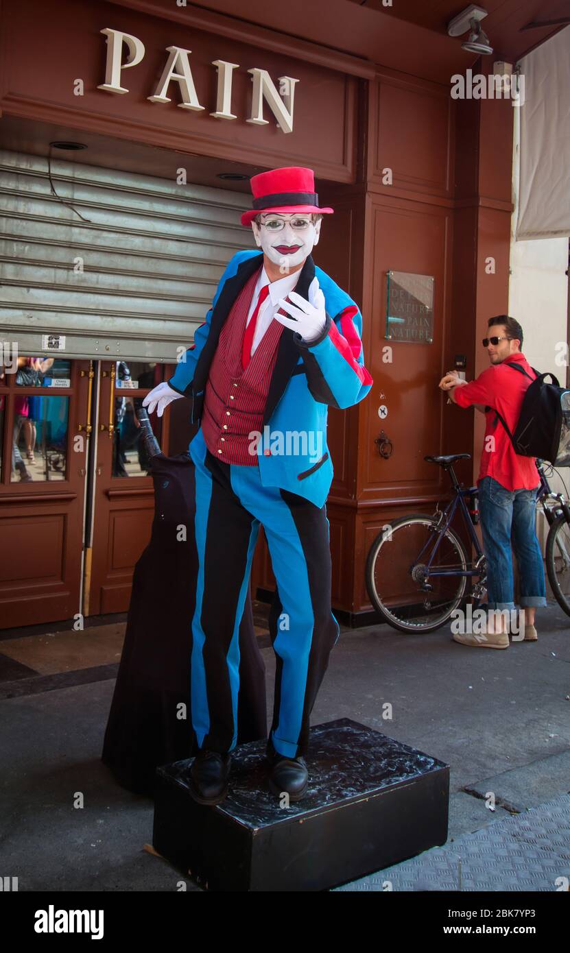 Mime in Paris, France Stock Photo - Alamy