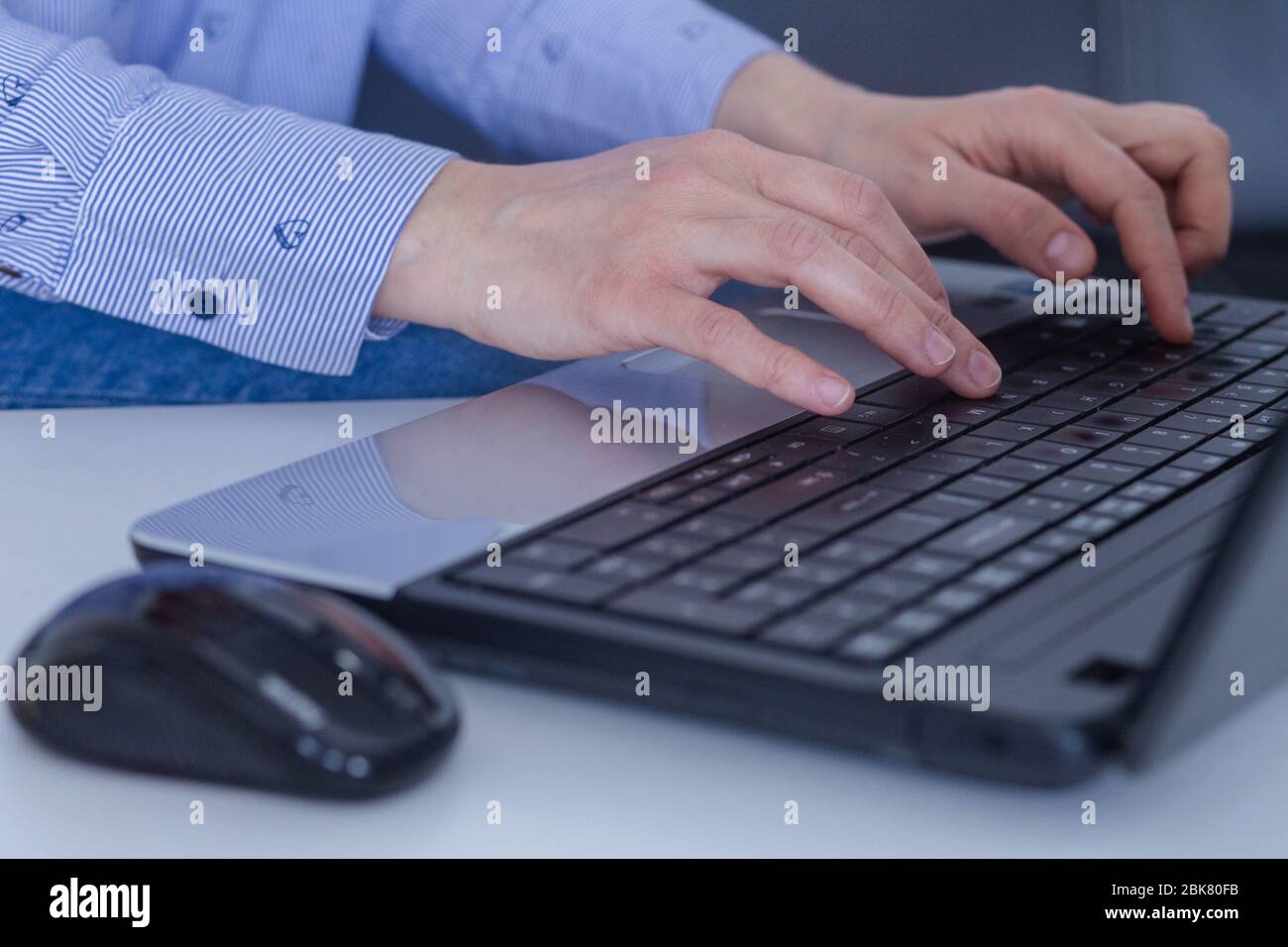 E mail typing hi-res stock photography and images - Alamy