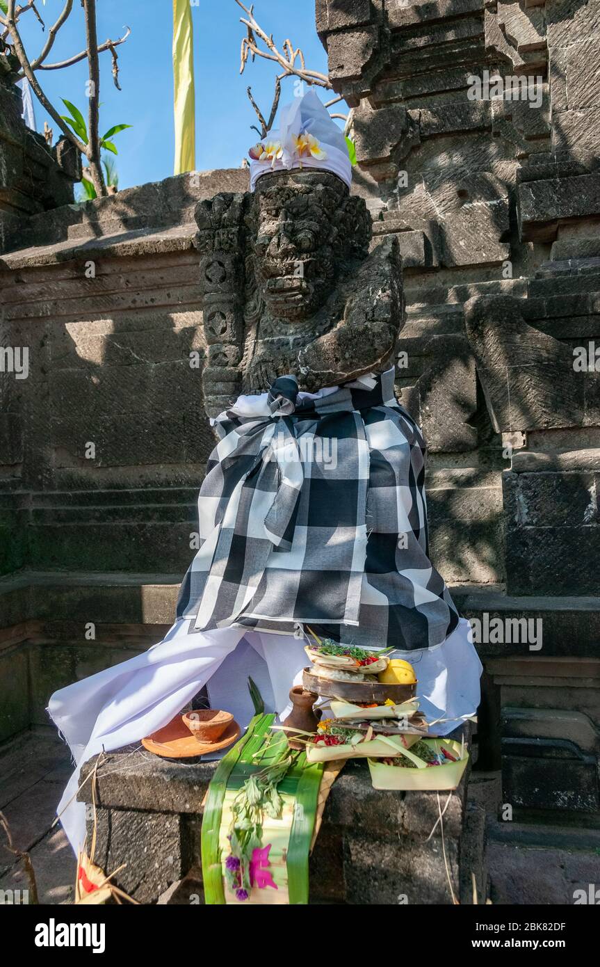 Kuta beach statues hi-res stock photography and images - Alamy