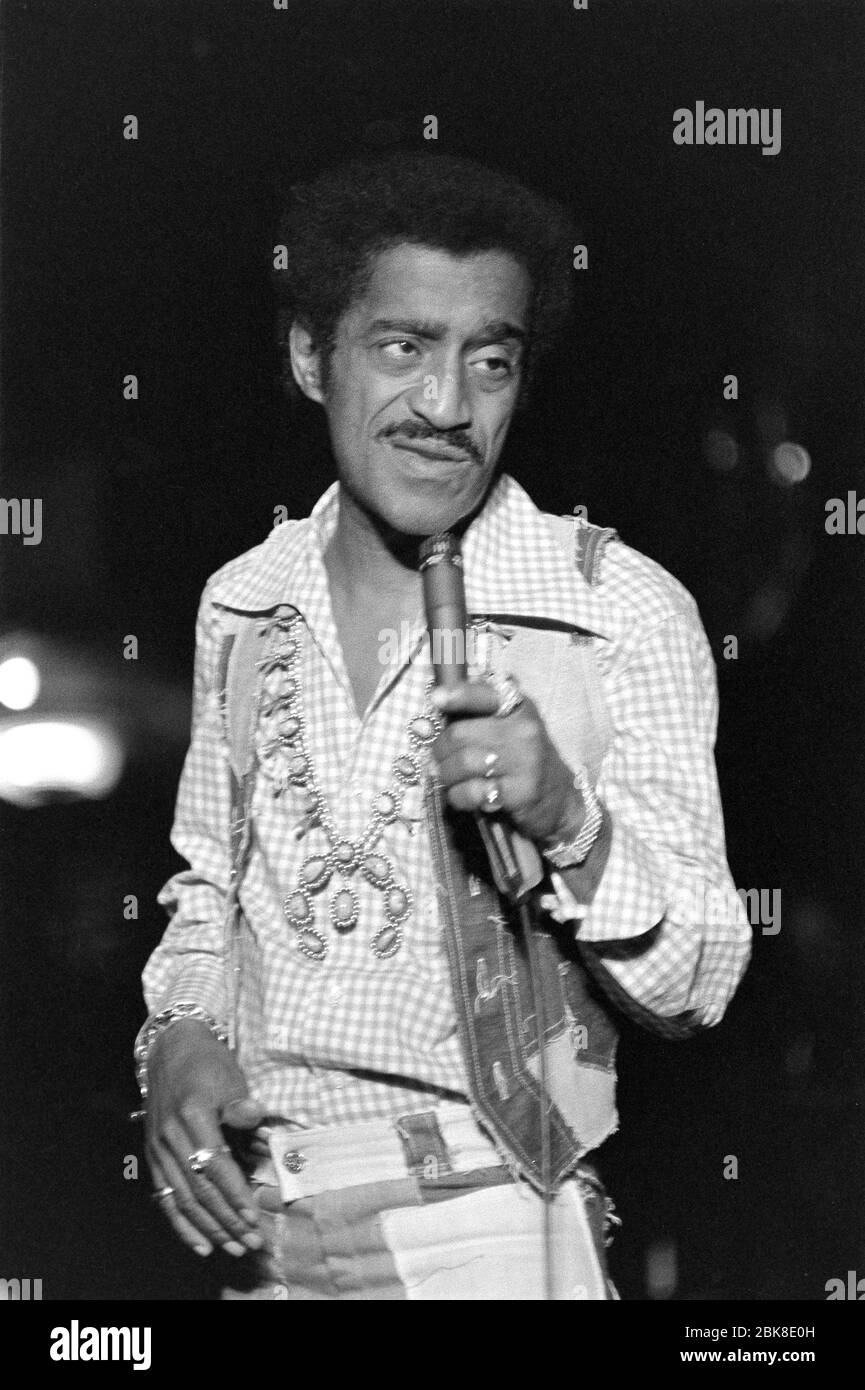 Singer sammy davis jr in hi-res stock photography and images - Alamy