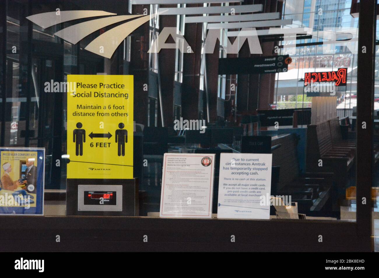 6 feet distance sign hi-res stock photography and images - Alamy