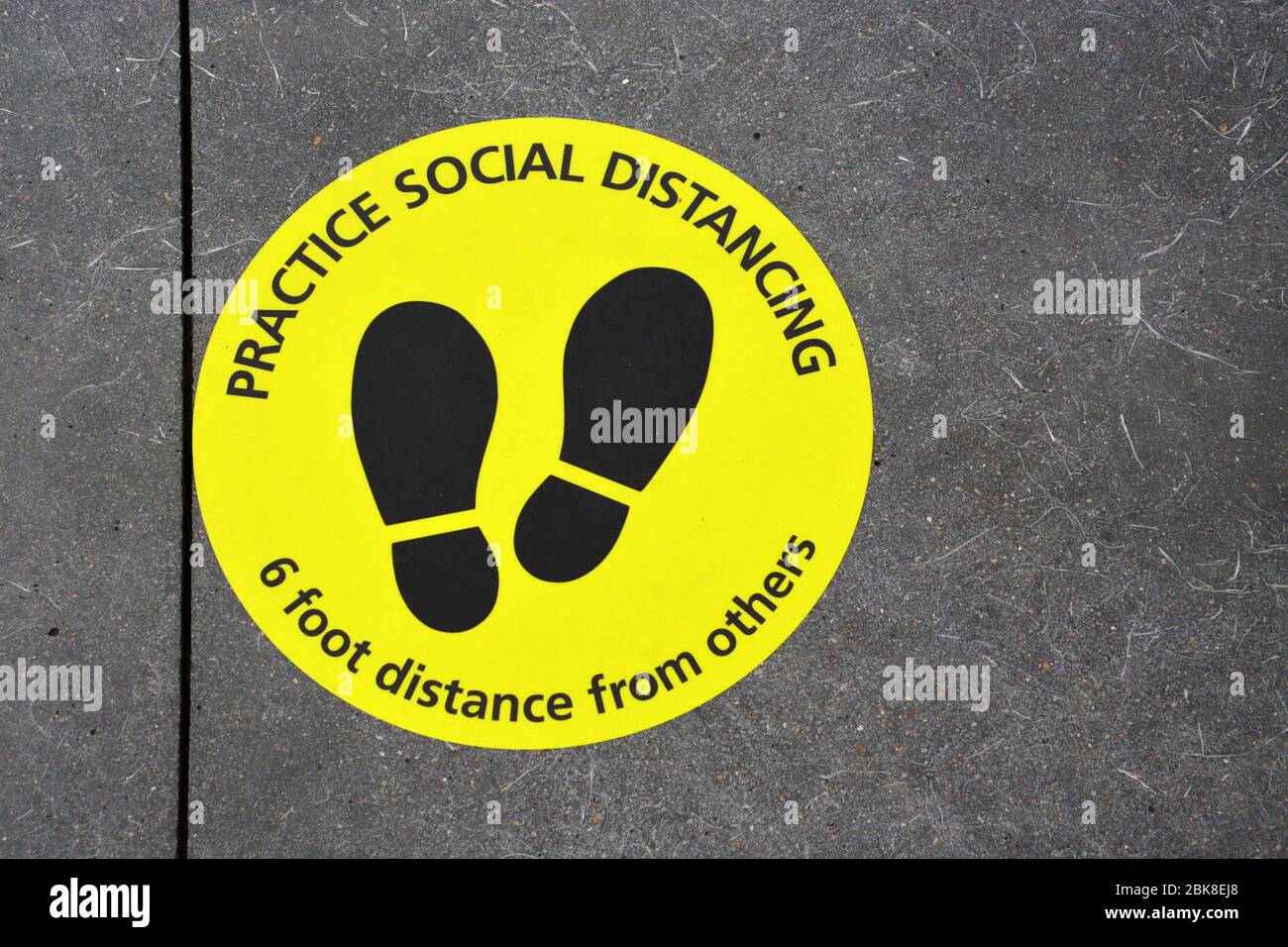 6 feet distance sign hi-res stock photography and images - Alamy