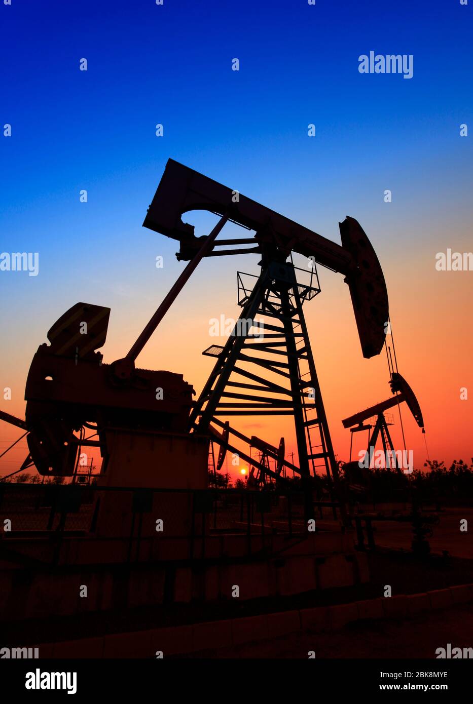 In the evening of the pumping unit outline, it is very beautiful Stock ...