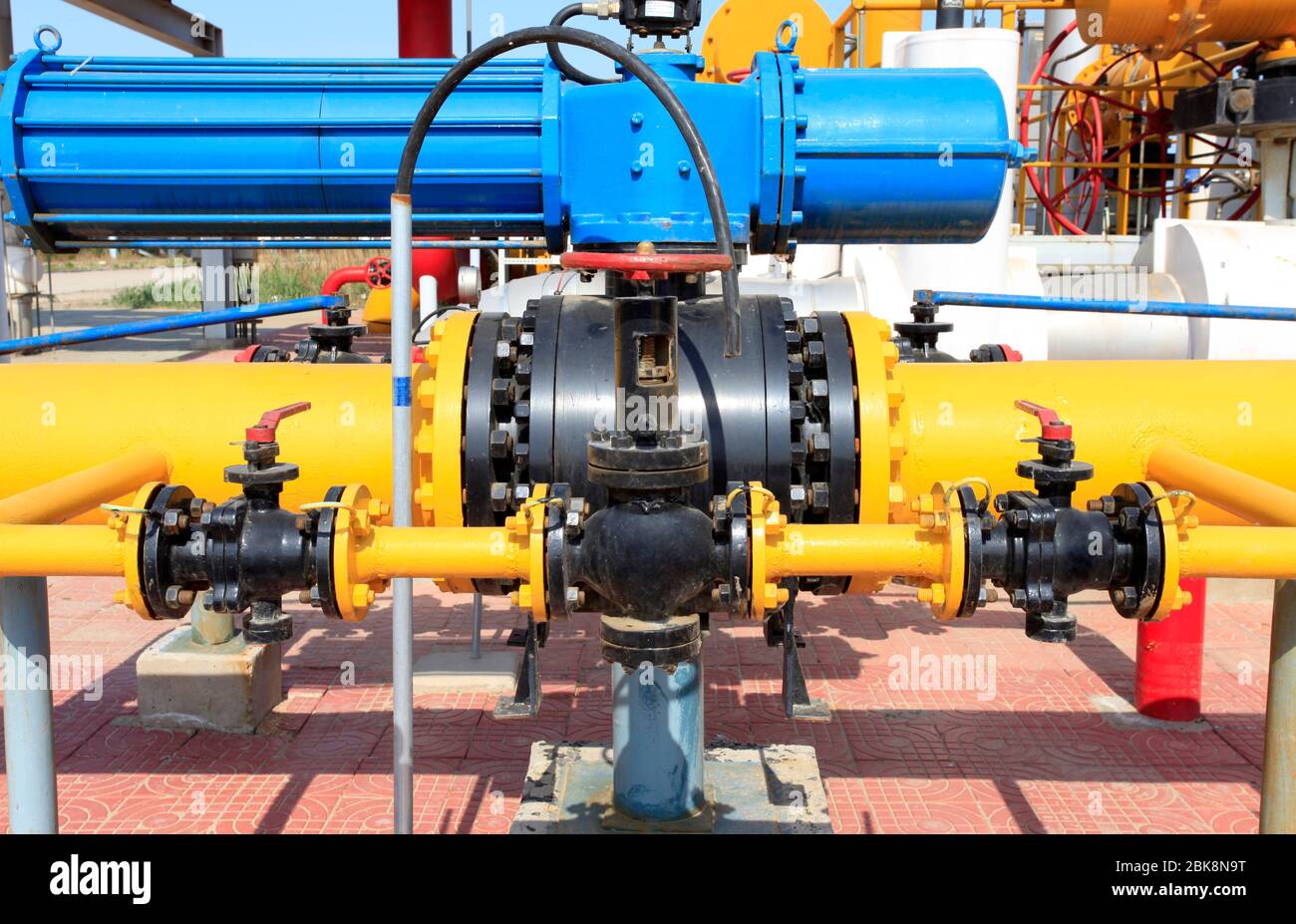 Oil field scene, oilfield equipment at work Stock Photo - Alamy