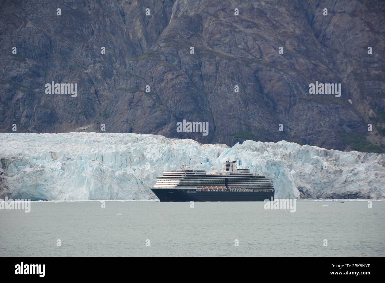 Ship in front of a glacier hi-res stock photography and images - Alamy