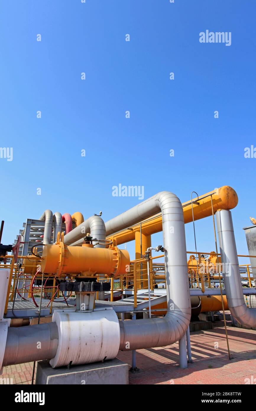 Oil field scene, oil pipelines and facilities Stock Photo - Alamy