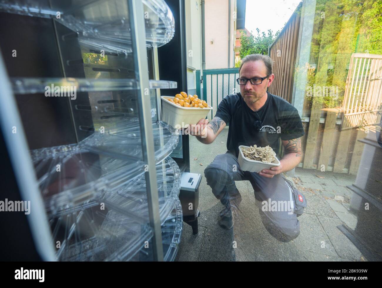 24h vending machine hi-res stock photography and images - Alamy