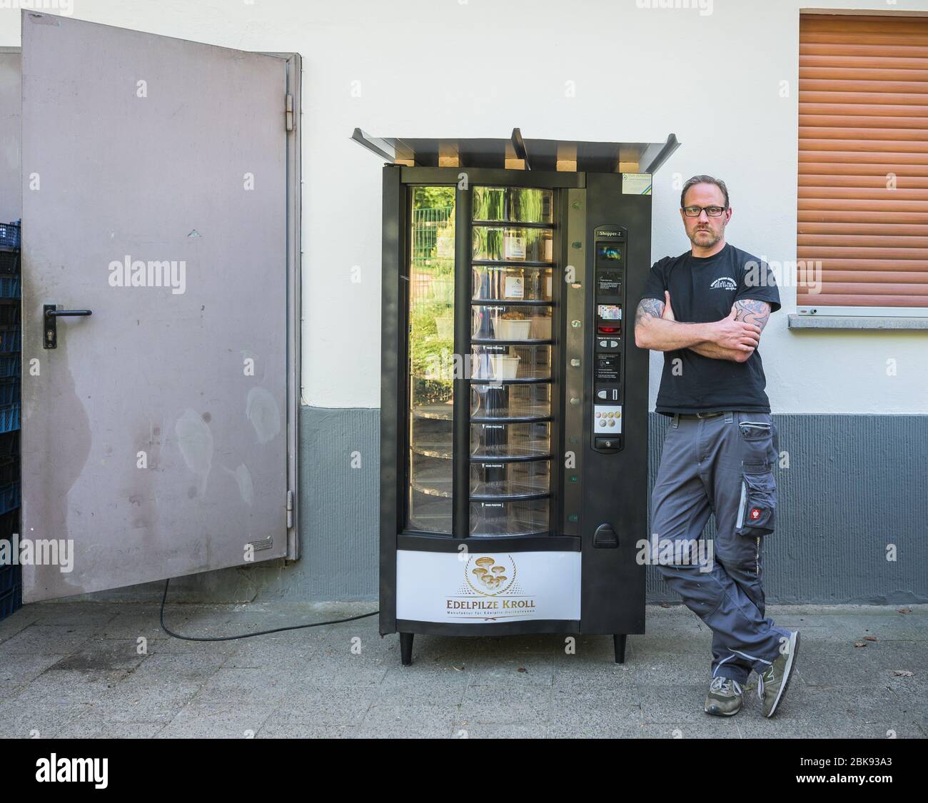 24h vending machine hi-res stock photography and images - Alamy