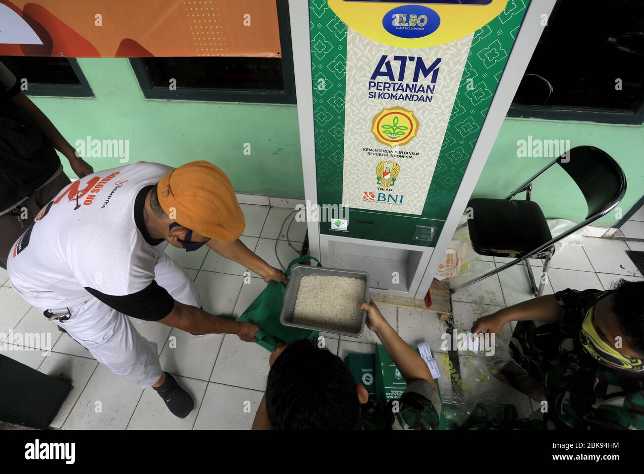 A resident receives free rice at the ATM of Rice.Volunteers set up rice ...