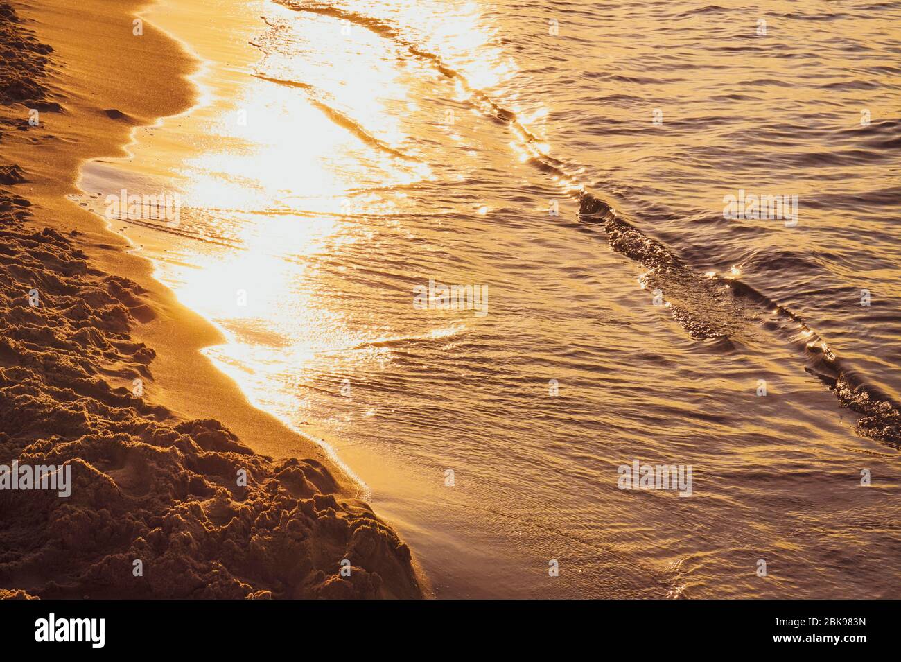 Sun reflecting in waves hi-res stock photography and images - Alamy