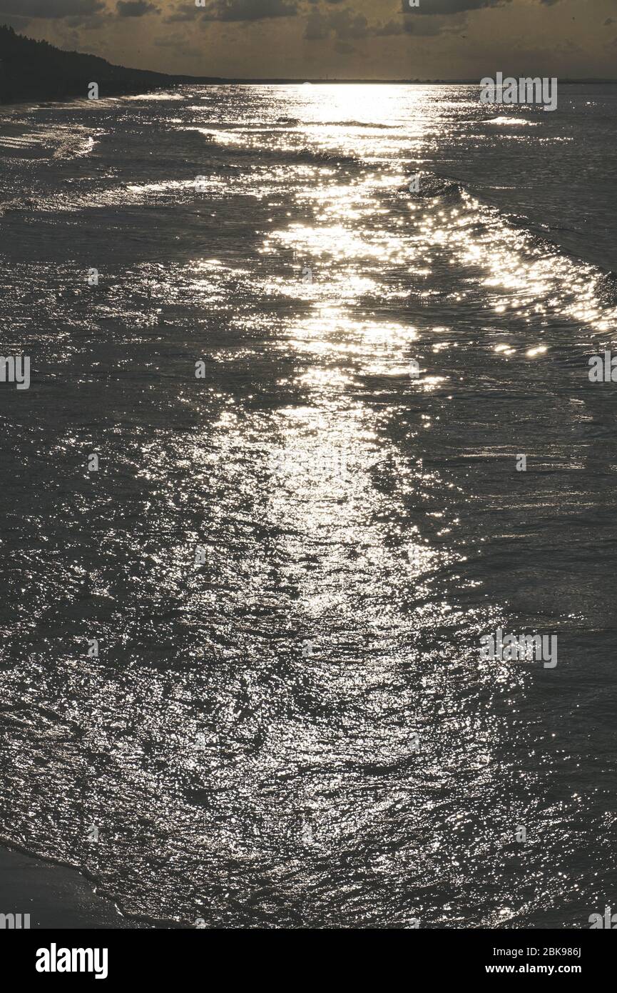 Sun reflecting in waves hi-res stock photography and images - Alamy