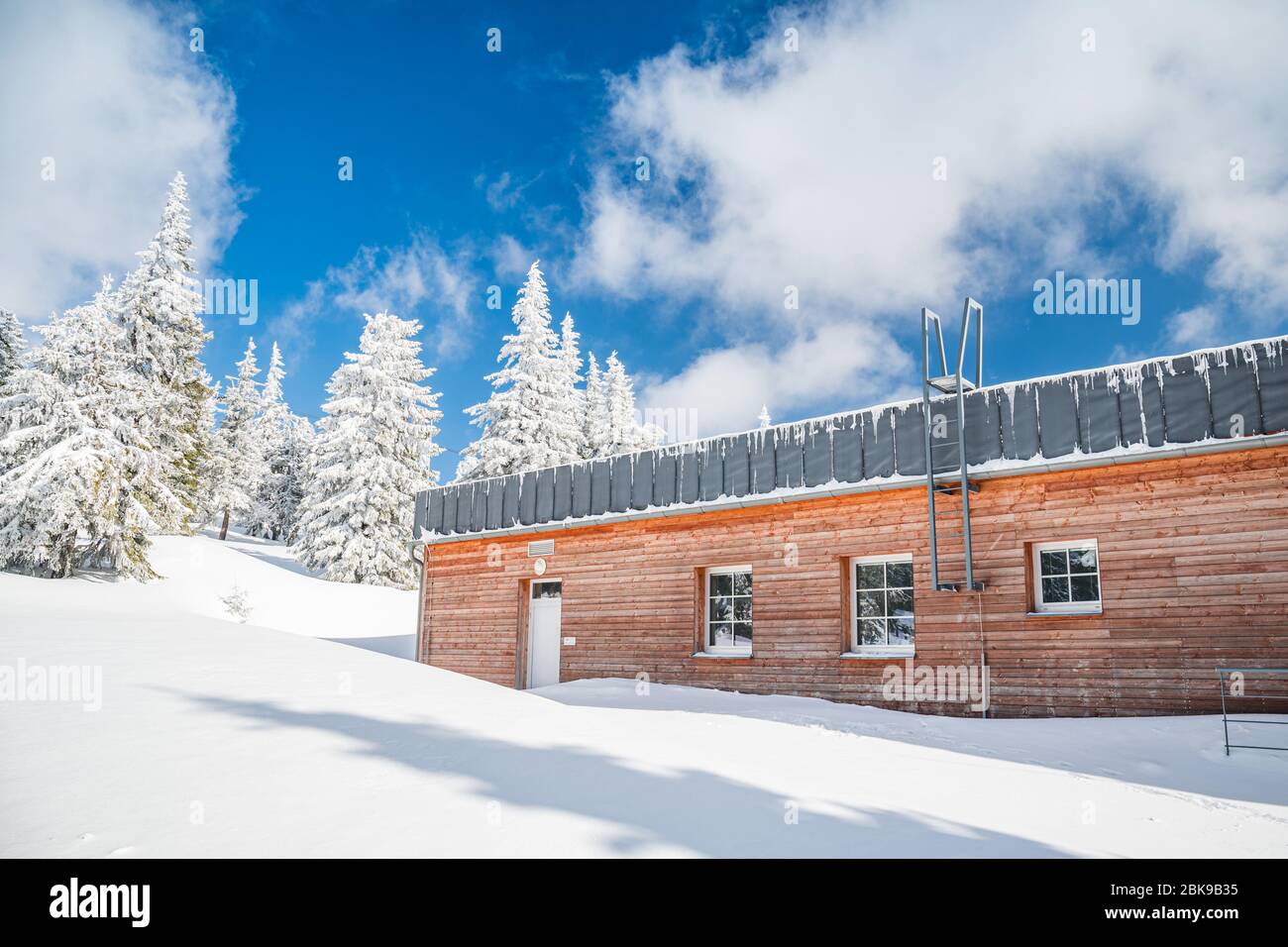 Wooden hut in the mountains hi-res stock photography and images - Alamy