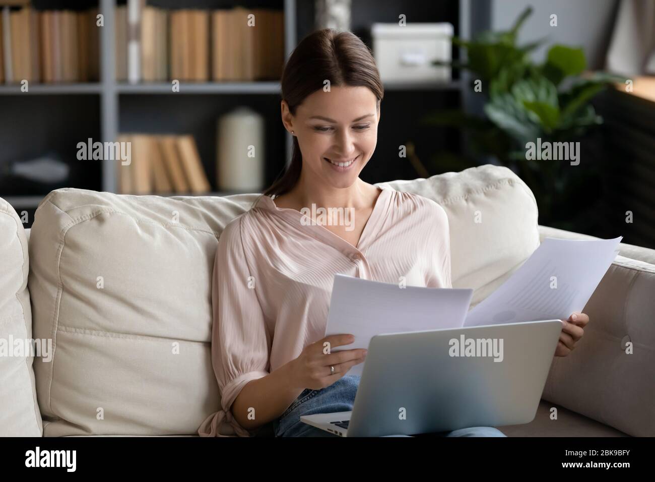 Computer person news reading hi-res stock photography and images - Alamy