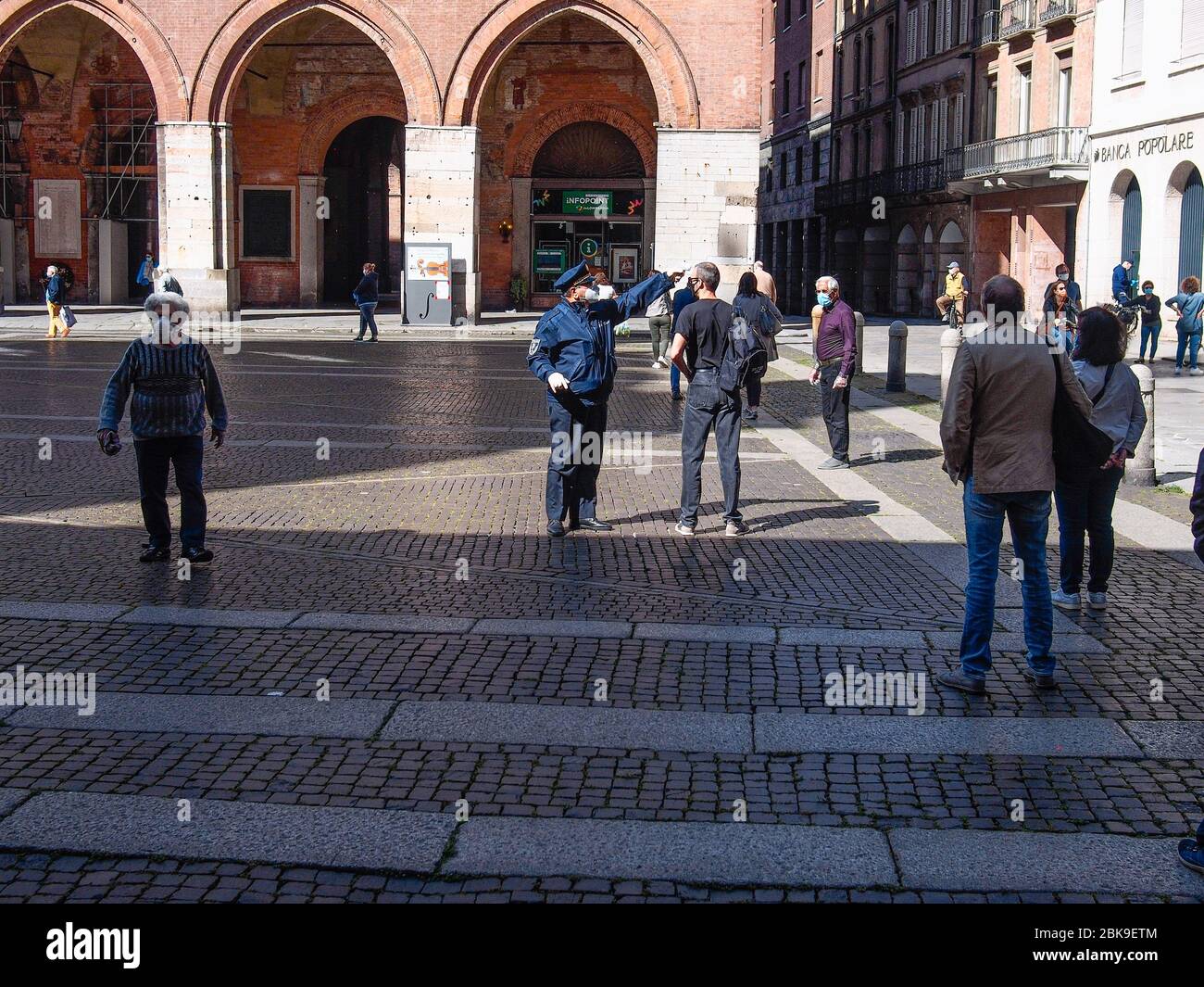 Queue of people office hi-res stock photography and images - Alamy