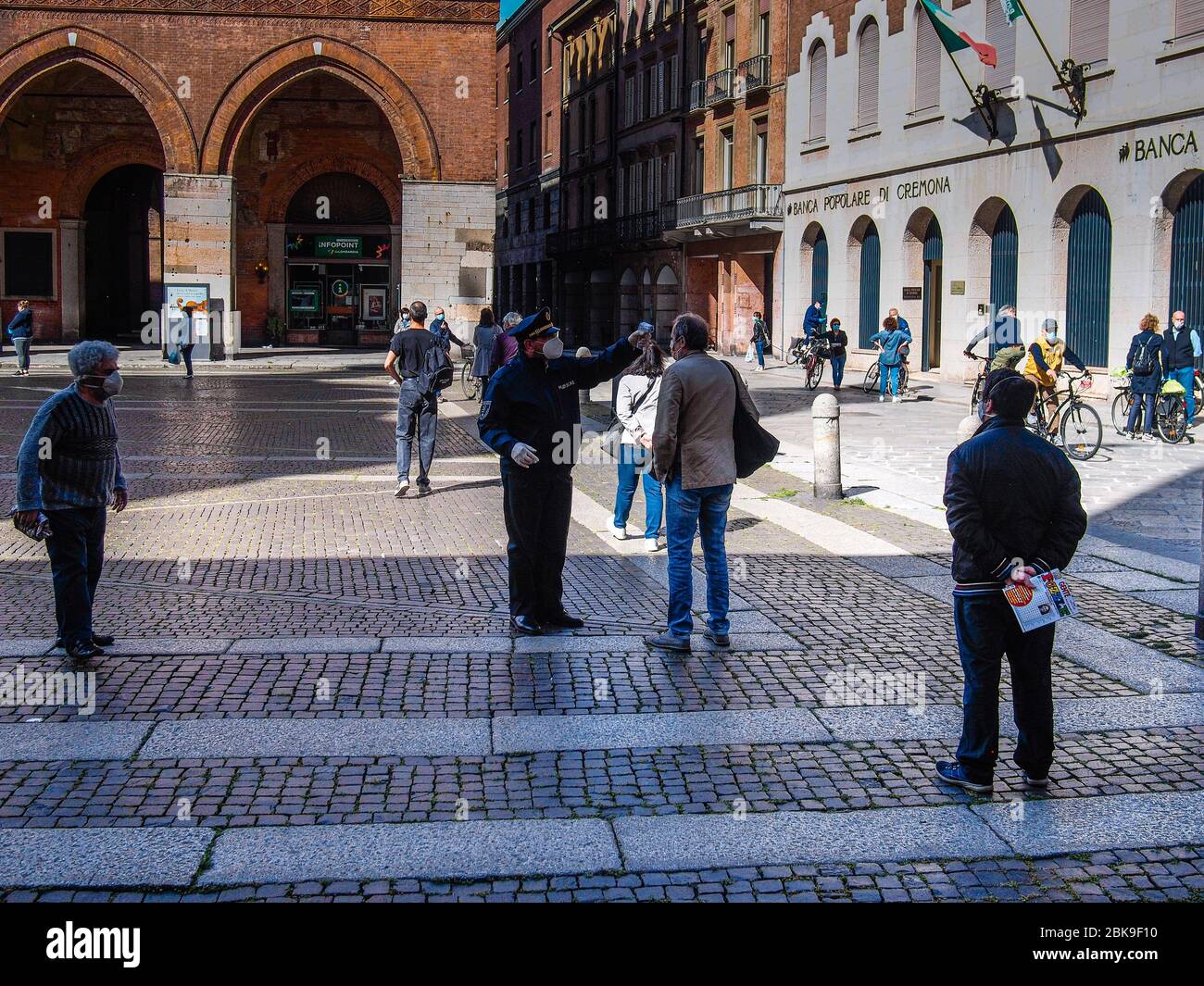 Queue of people office hi-res stock photography and images - Alamy