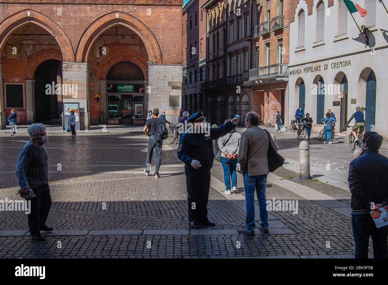 Queue of people office hi-res stock photography and images - Alamy