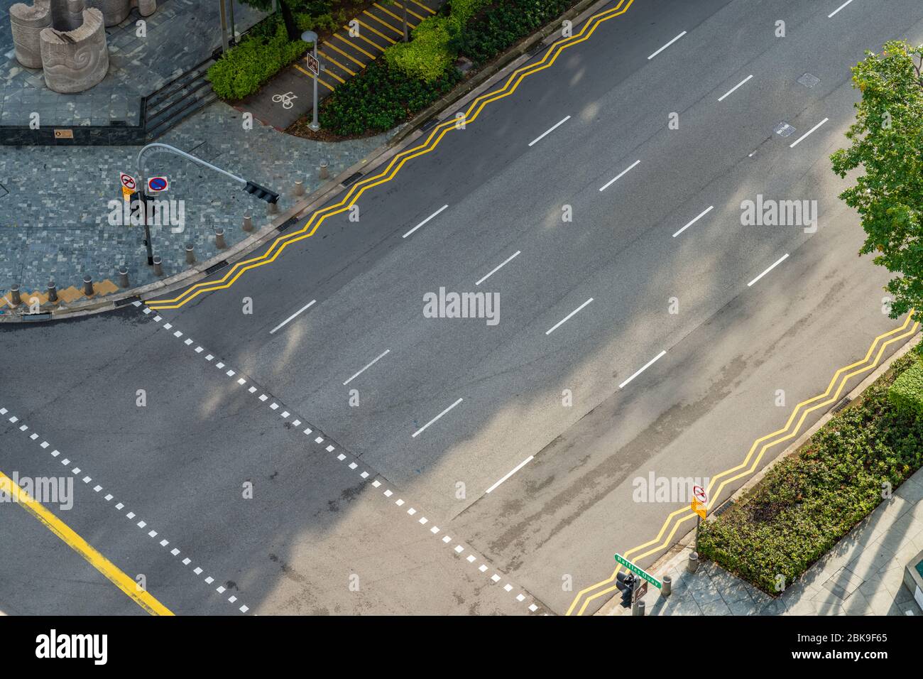 Singapore street from above in the financial district Stock Photo - Alamy