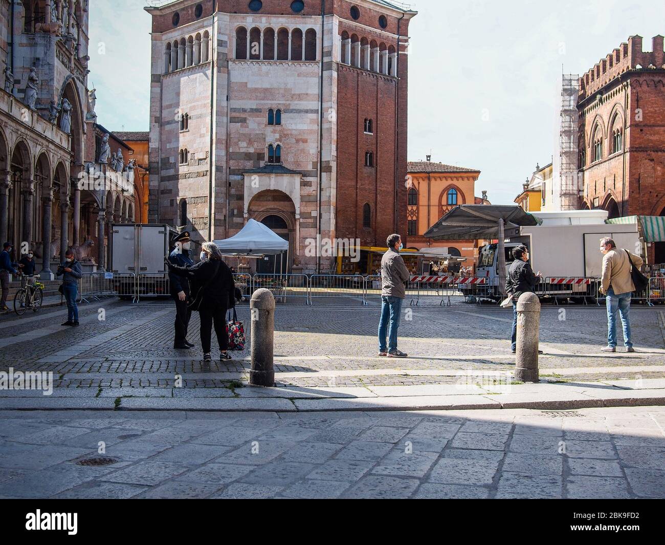 Queue of people office hi-res stock photography and images - Alamy
