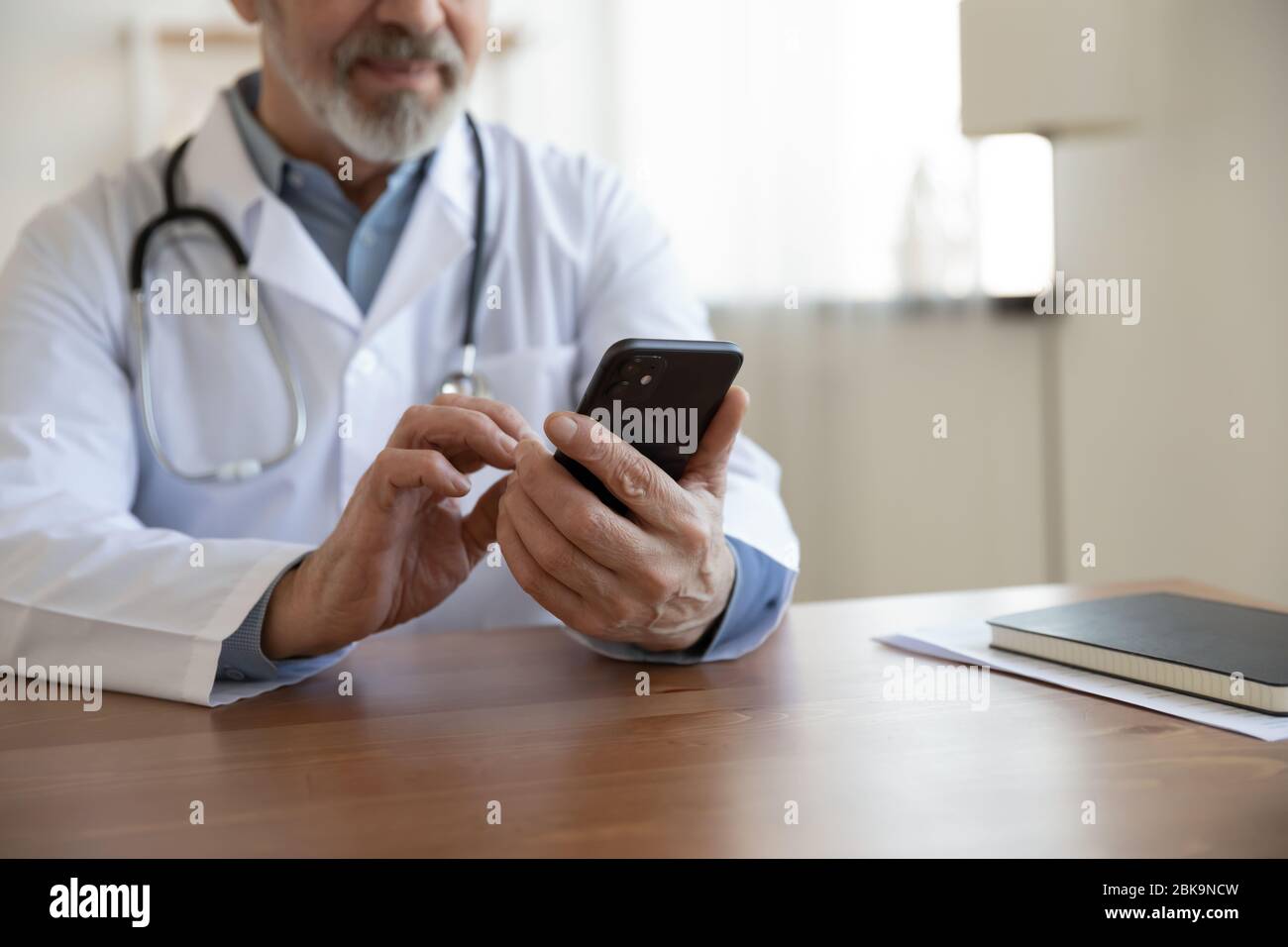 Texting therapist mobile phone hi-res stock photography and images - Alamy