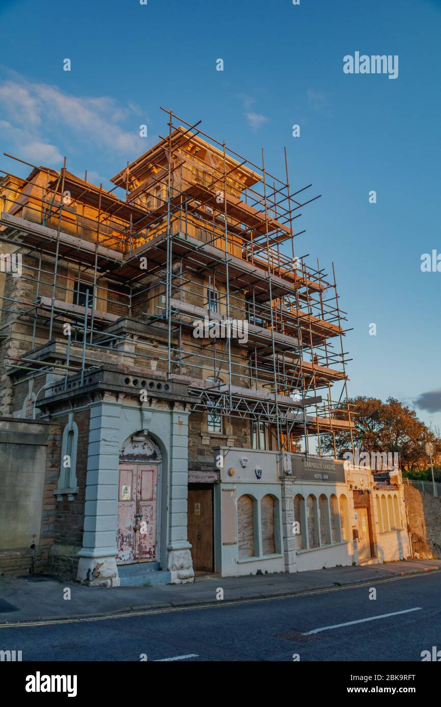 Building with scaffold around it Stock Photo - Alamy