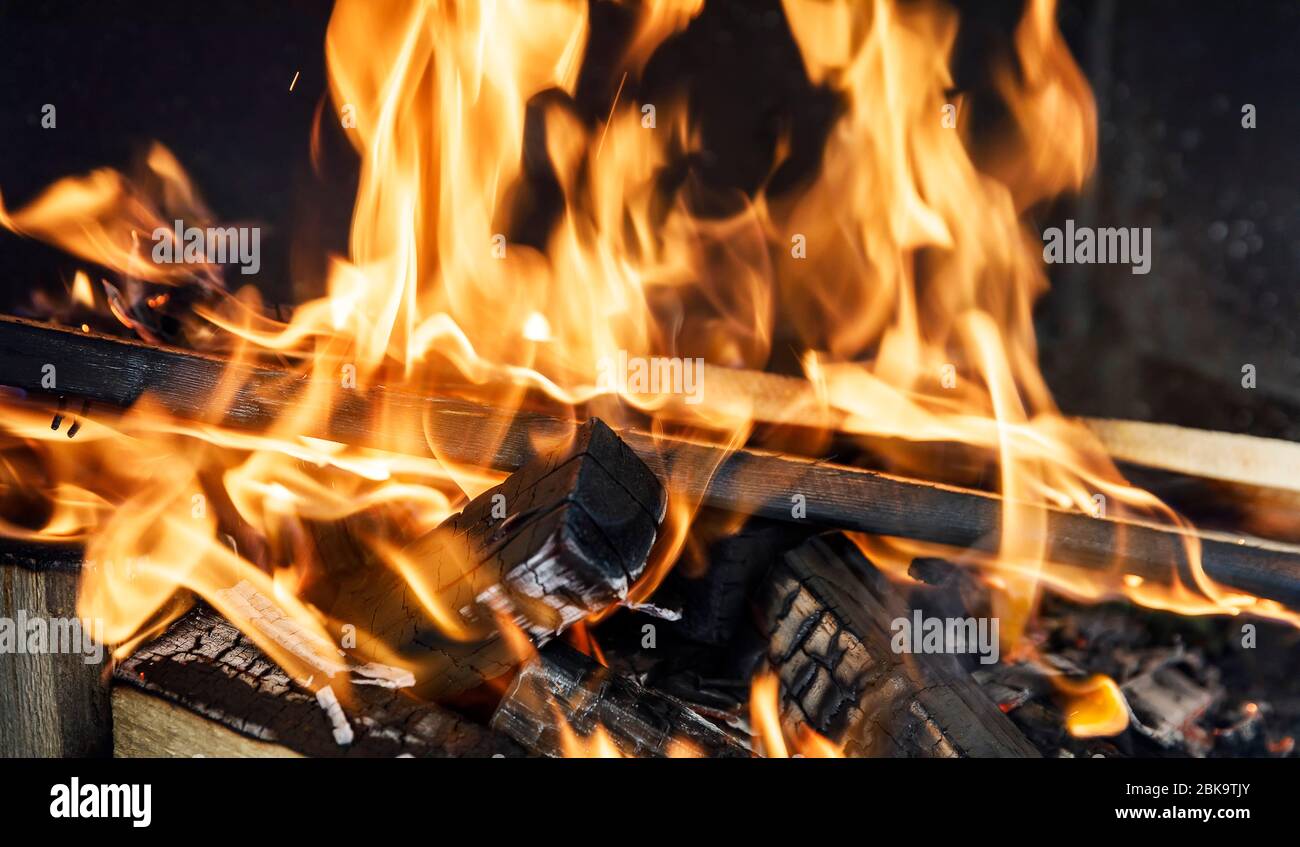 Burning bonfire coals smoke flames hi-res stock photography and images ...