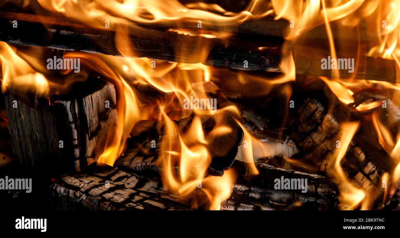 Burning bonfire coals smoke flames hi-res stock photography and images ...