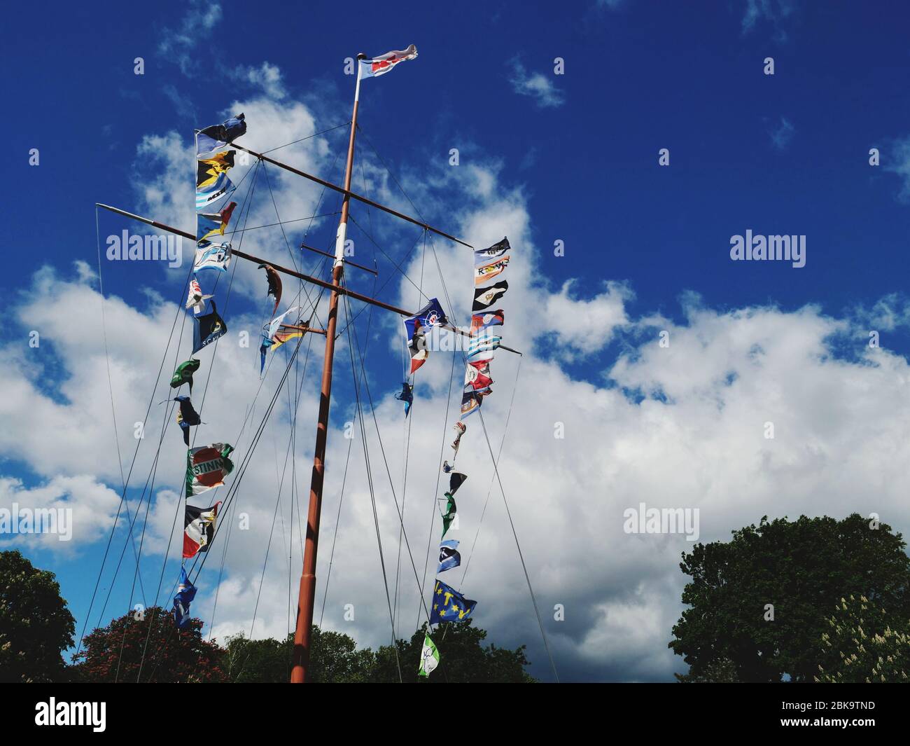Flapping flags hi-res stock photography and images - Alamy