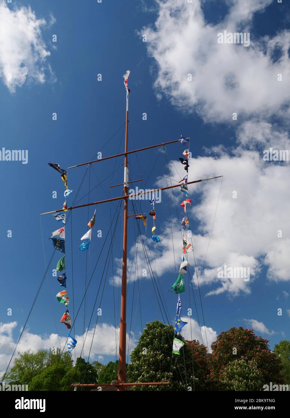 Flapping flags hi-res stock photography and images - Alamy