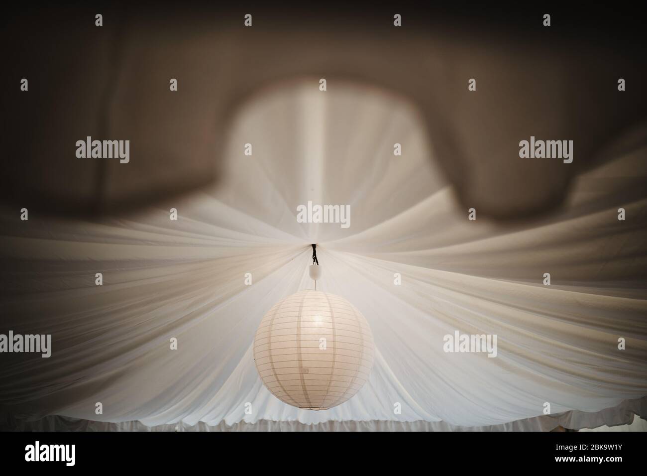 Paper ceiling light] hi-res stock photography and images - Alamy
