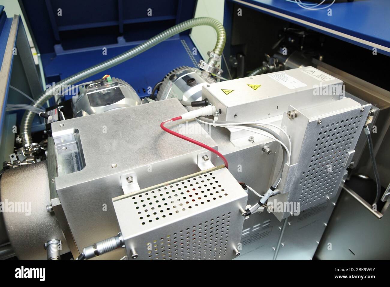 Adjust the mass spectrometer. The man analyzes the device for ...