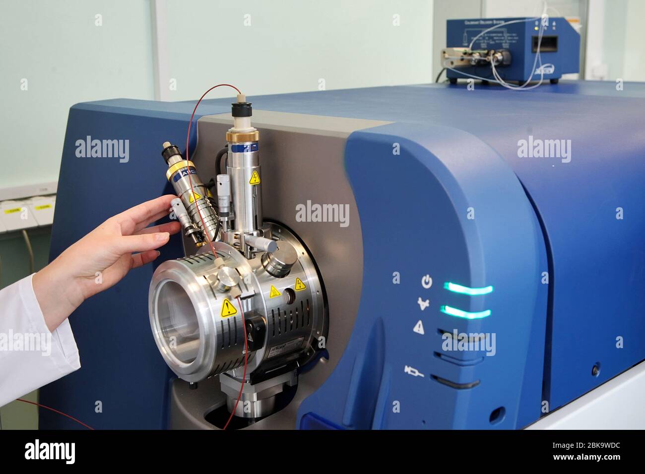 Adjust the mass spectrometer. The man analyzes the device for ...