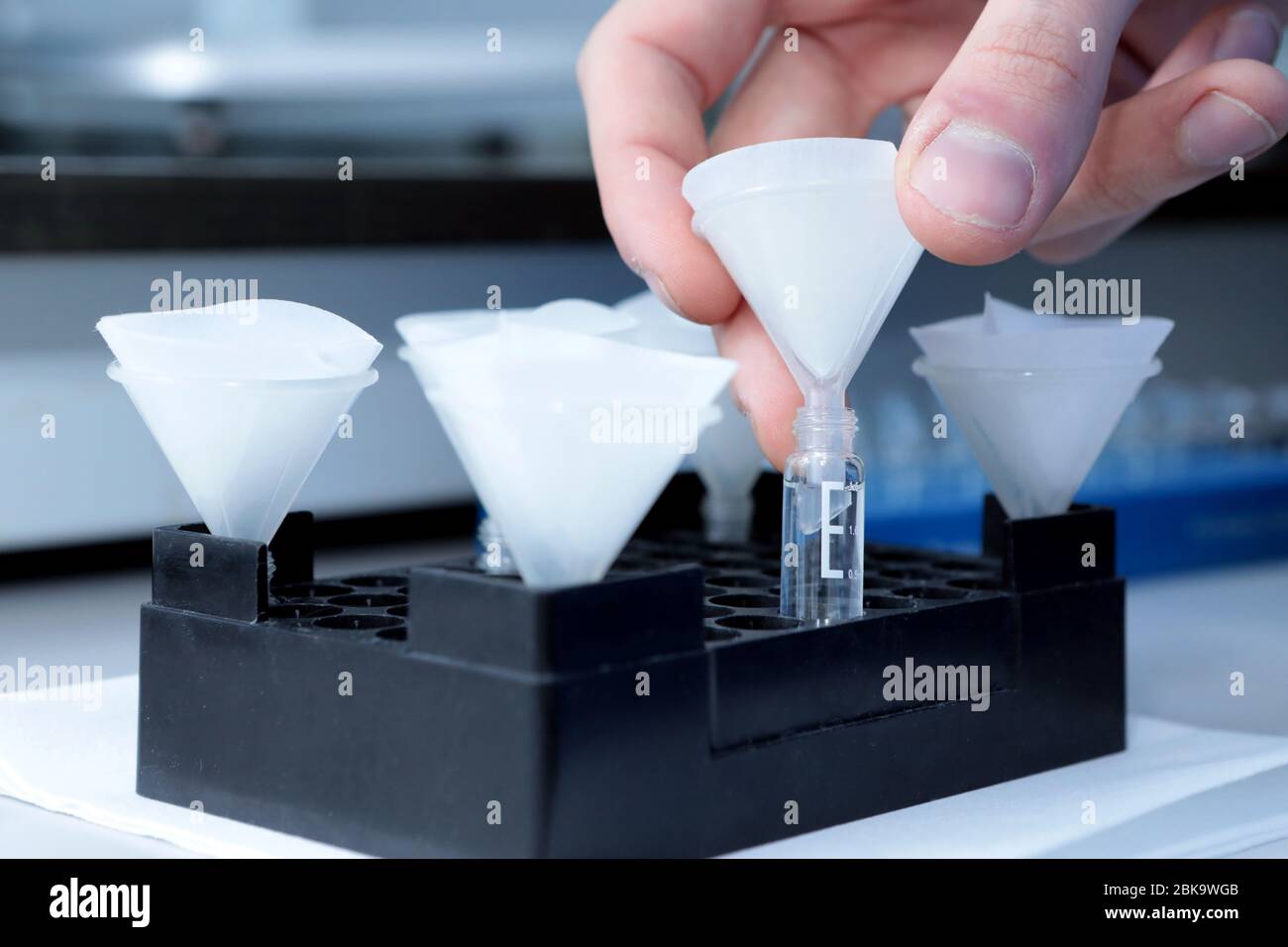 Autonomous solubility tester. Imitation dissolution of the tablet in ...